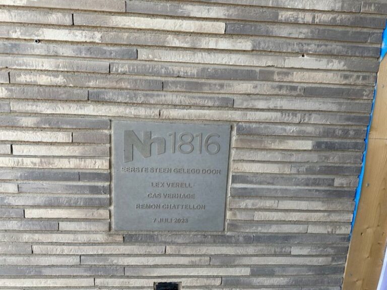Nieuws: Directie Nh1816 legt eerste steen nieuwe kantoor
